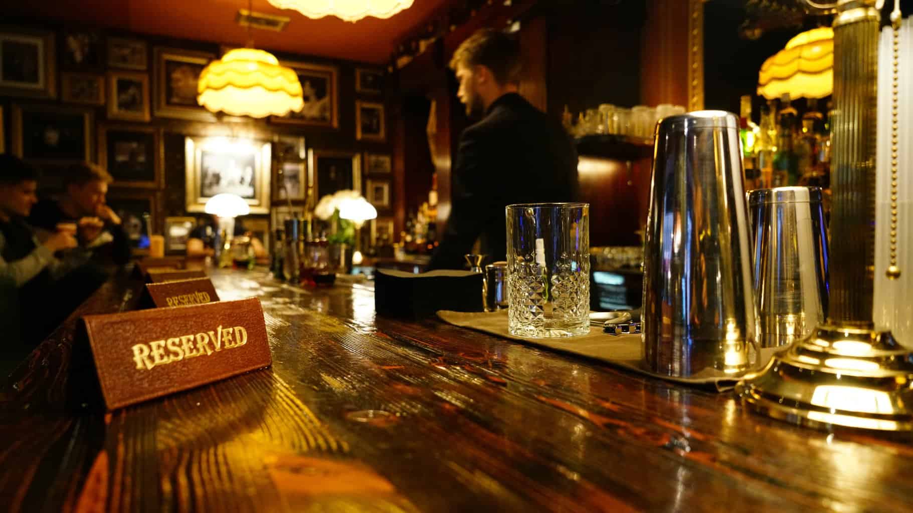 Bars in England: 8 of the Best Pubs to Visit - ConnollyCove
